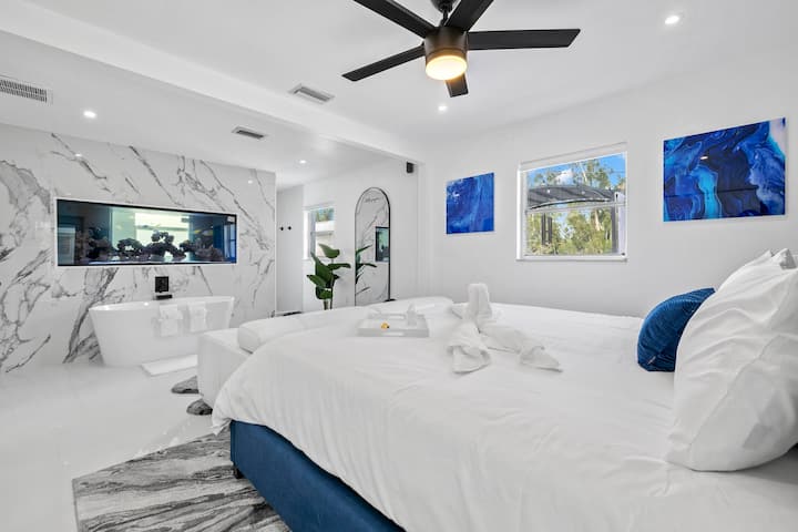 Luxury Waterfront Pool Home + Playground & Firepit - Fort Myers, FL