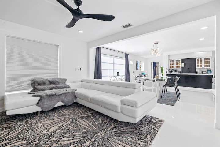 Luxury Waterfront Pool Home + Playground & Firepit - Fort Myers