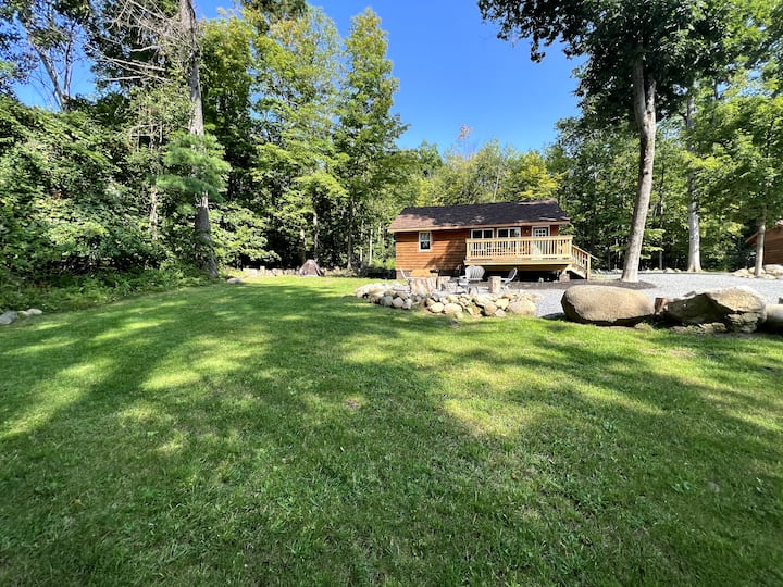 Pet Friendly Cabin W/ Workspace - Walk To Beach - Lake George, NY