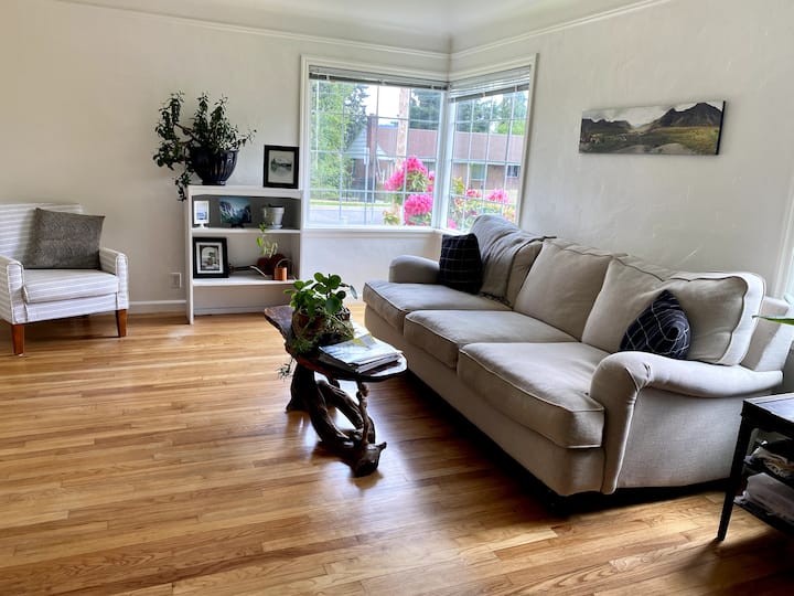 Charming, Light-filled Cape Cod - Puyallup, WA