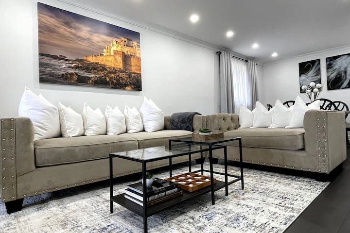 3 Bedroom Apartment - Heart Of Mississauga - Mississauga