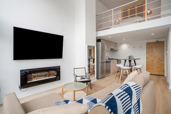 Loft/free Parking/highrises View/fireplace/sleep 6 - Vancouver