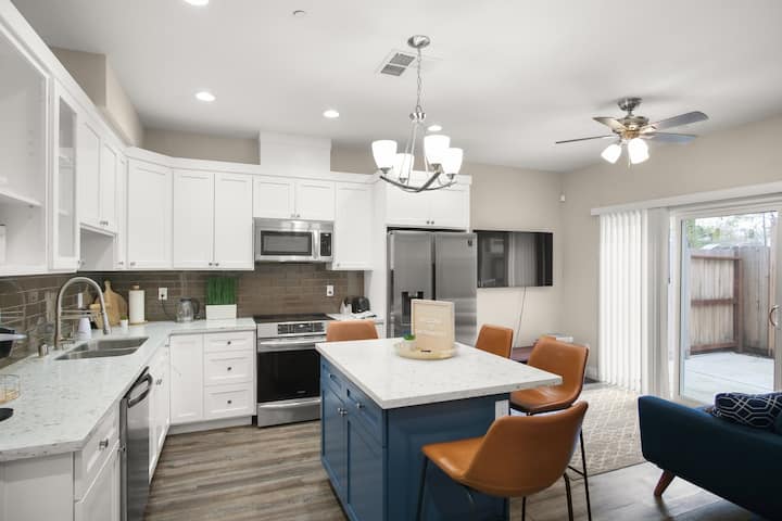 Modern 3br Near Downtown & Ucd Medcenter & Parking - Sacramento, CA