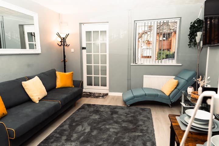 Elegant 2 Br W/ Hot Tub And A Host Of Amenities! - Liverpool