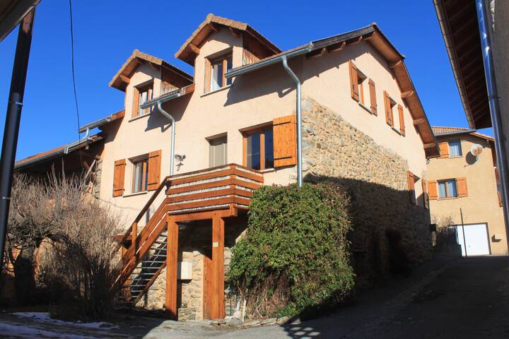 Gîte Dans Grange Rénovée - Lac de Serre-Ponçon