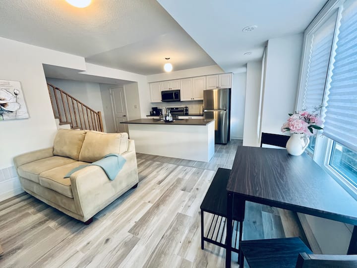 Bright Barrie Townhouse - Barrie