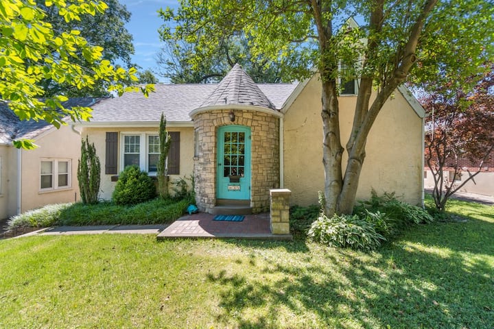 Private Main Level Nurse Retreat - Historic Home - Cape Girardeau, MO