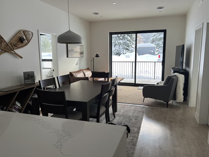 Cozy Huckleberry Hideaway, Brand-new With Hot Tub - Revelstoke