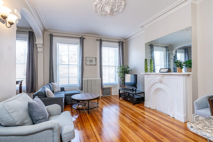 Updated Historic Brownstone Apt. - 올버니
