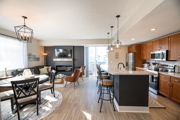 King Bed Newly Updated Condo! - Grand Haven, MI