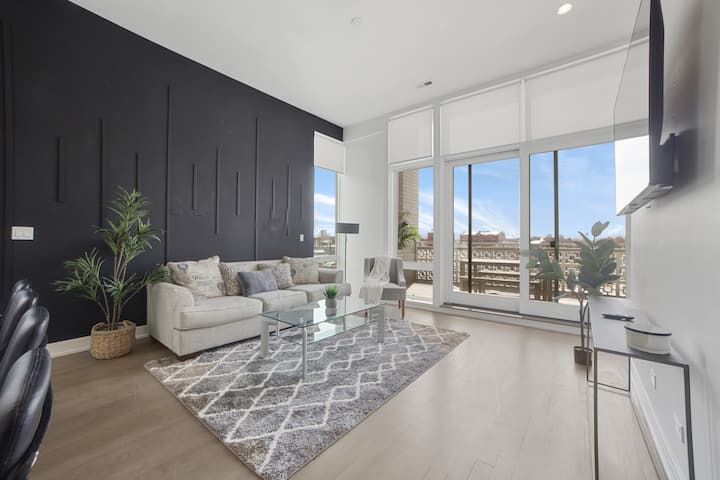 4 Bed Condo W/ 2 Balconies & Parking In West Town - 