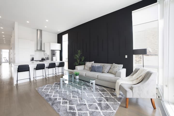 4 Bed Condo W/ 2 Balconies & Parking In West Town - Chicago, IL