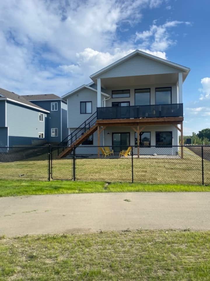 Beautiful Brand New Oasis  Close To All Amenities. - Grande Prairie