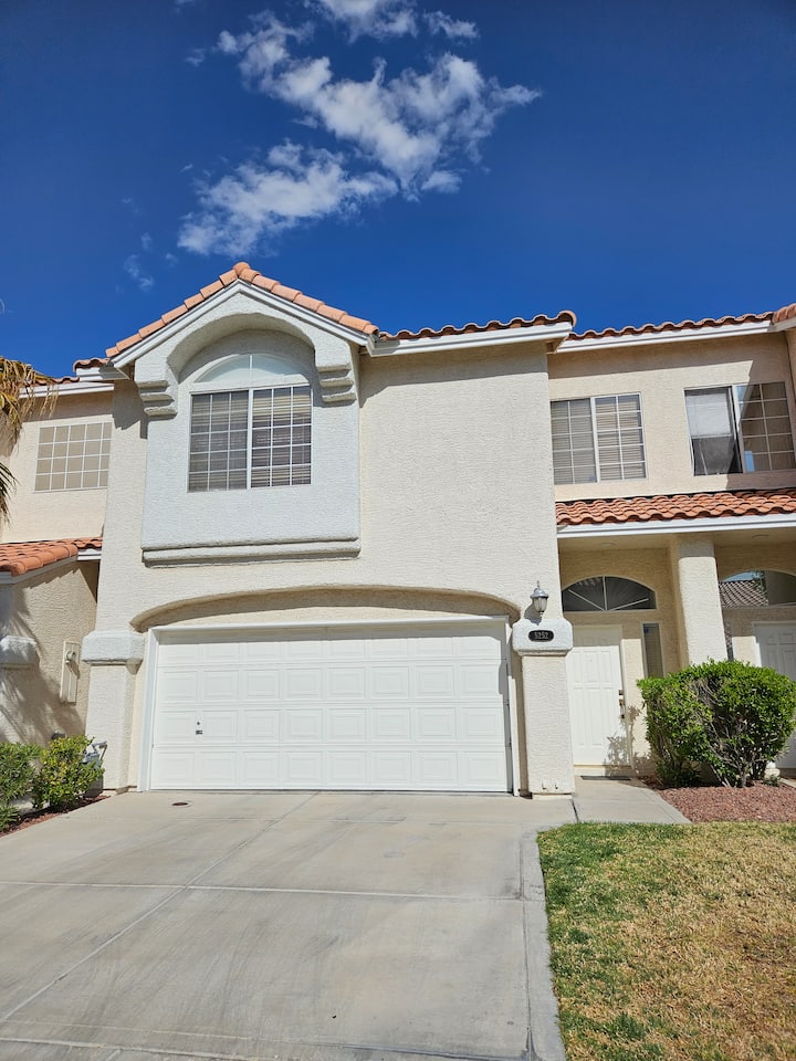 Spacious Town Home 4 Miles From The Strip W/garage - United States