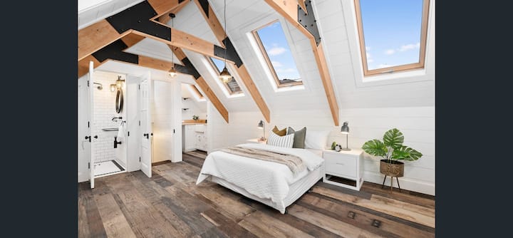 A Majestic Victorian Private Rear Access Quarters - St. Kilda
