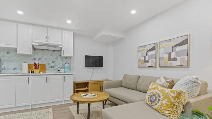 Family Friendly | Hot Tub | Near Toronto & Uoit - Oshawa