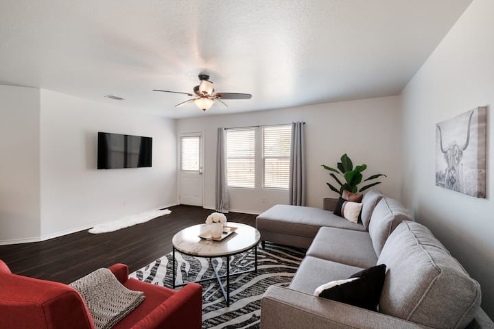 King-size Bed, Ev Charging, Private Backyard - Garden Ridge, TX