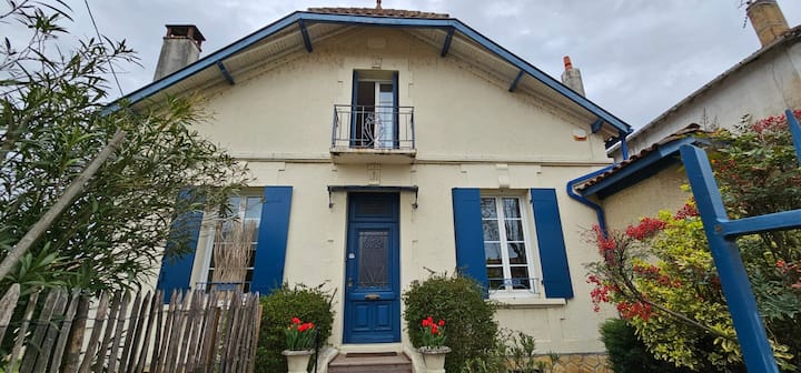 C'est Une Maison Bleue. - Bergerac