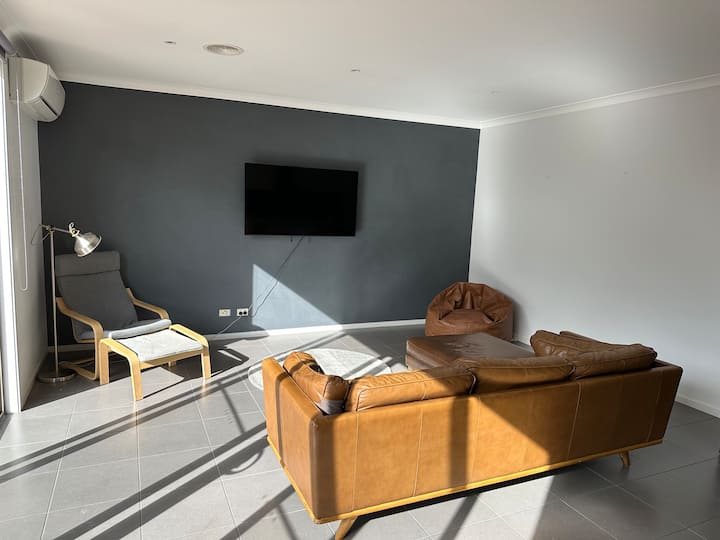 Modern 3 Bed 2 Bath House. Parking + Outdoor Space - Donnybrook