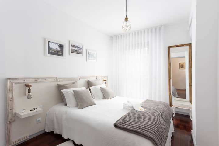 Peaceful Charm - Downtown Apartment W/ Garage - Porto, Portugal