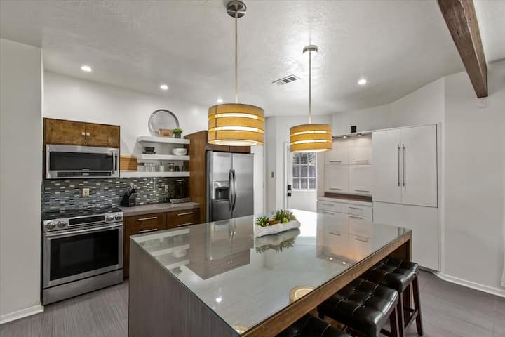 Stylish North Htx: 4 Bdr+pool Table+6tvs+bbq - Houston, TX