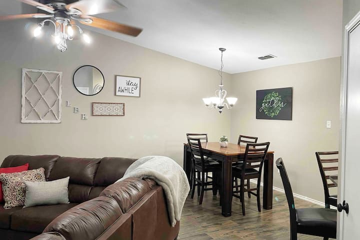 Spacious 2 Br 2 Ba Townhome - Lubbock, TX