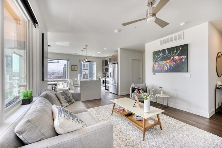 Modern Condo With Mountain Views - Englewood, CO