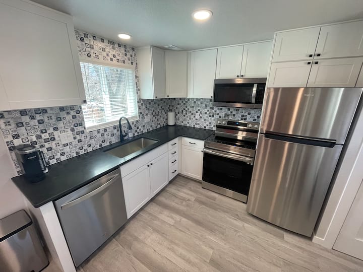 Private New 1 Bed/bath Carriage House - Colorado Springs, CO