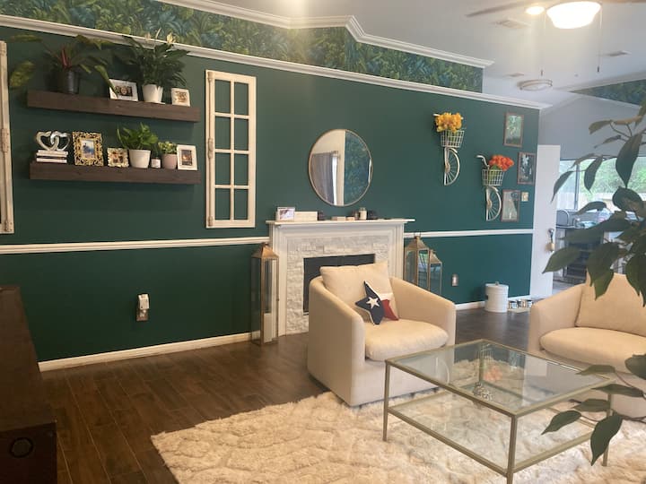 Tree House Style Home For Professionals - The Woodlands, TX