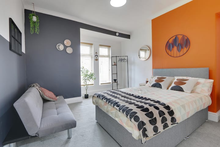 Contractor-friendly Home Newland Av |Free Parking - Beverley