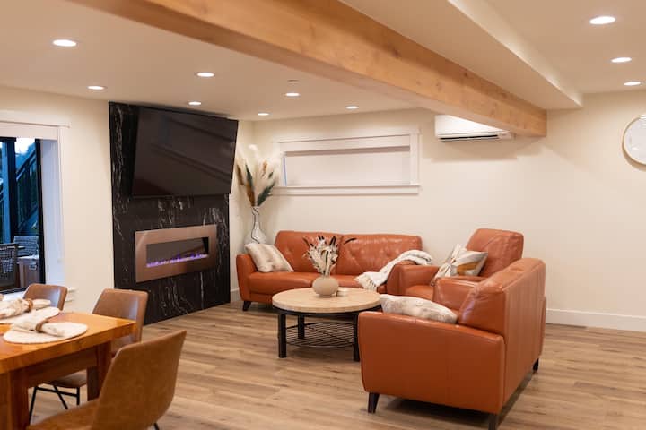 Waterfront Luxury: Private Deck Lake Tapps - Lake Tapps, WA