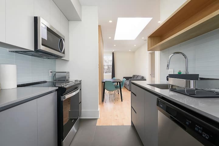 Renovated 2 Bedroom (2023) - モントリオール