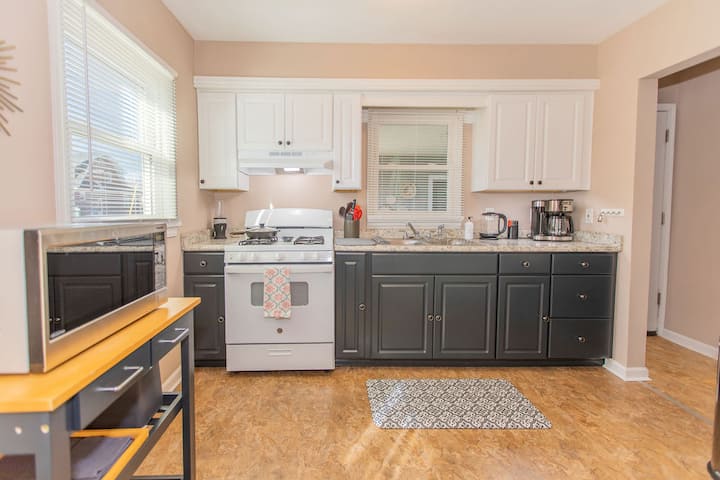 Comfy 2 Bd Perfect For Traveling Professionals! - アクロン, OH