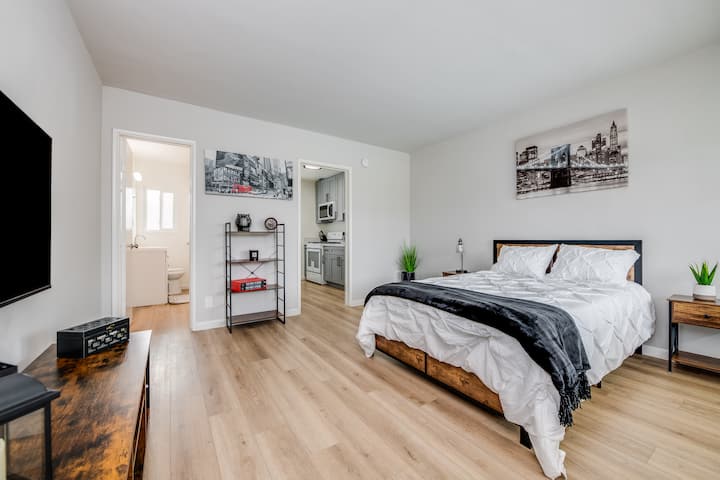 Retreat With Pool & Complimentary Gated Parking! - Los Angeles, CA