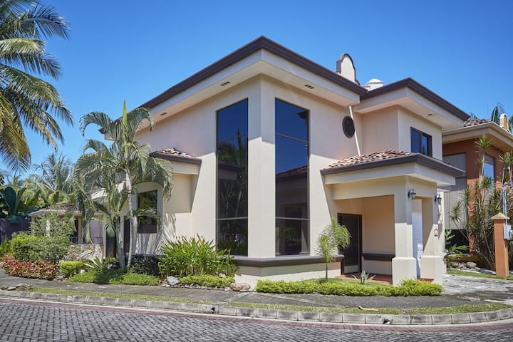 Beachfront Pool Family Friendly Gated 4bdrm - Jaco