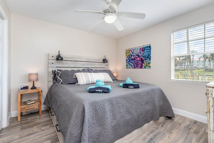 Serene Pond Oasis · Stylish Retreat ½ Mi To Beach - Melbourne Beach, FL