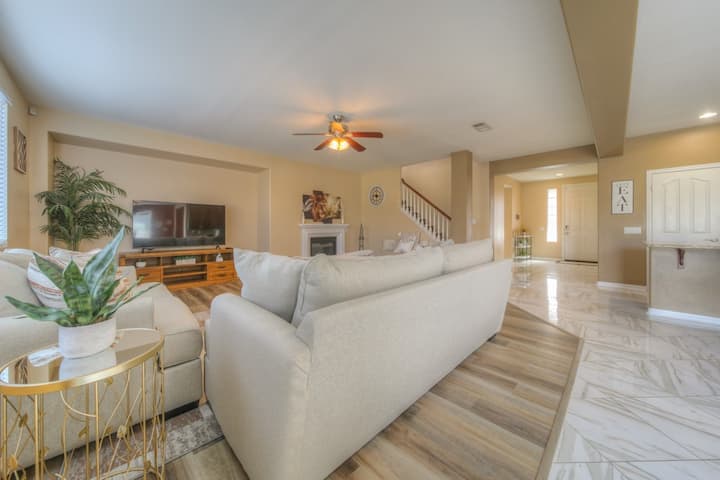 Large Pool Home On Cul-de-sac - Eastvale, CA