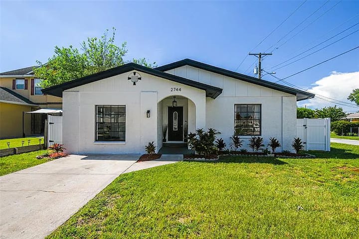 Backyard Oasis | Playset & Turf Yard, Close To Dt - Tampa, FL