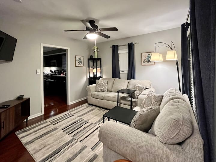 Elmwood Bungalow - Walking Distance To Aksarben! - Omaha, NE