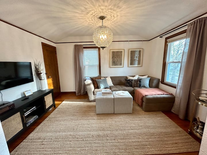 Charming + Modern Cottage Apt In Minneapolis - Minneapolis, MN