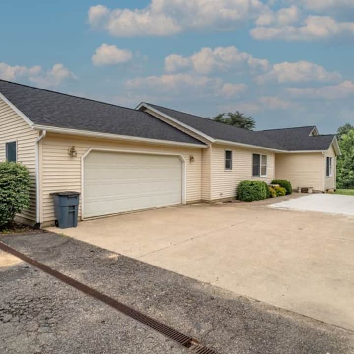 Pattor Hill Haven, 3br 2.5b, Private Patio - New Plymouth, OH