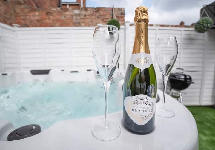 Amberley House - With Hot Tub + Free Parking - York