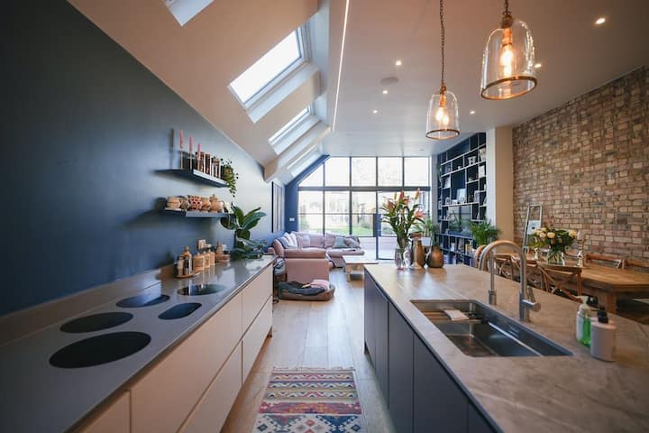 Stunning 5-bedroom House In Queens Park - London
