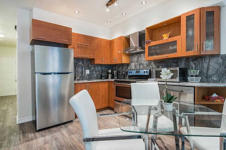 Metro, Olympic Village, Biodome - 