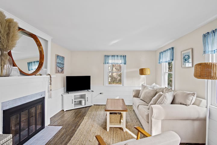 Cozy Beach Cottage By The Sea - Yarmouth Port, MA