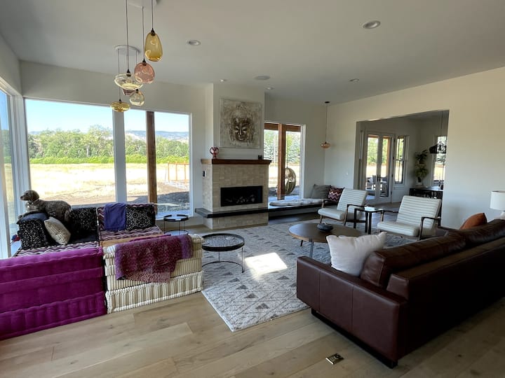 Modern Luxury Close To Town - Ashland, OR