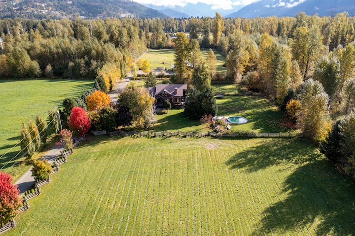 Ideal Modern Farmhouse Retreat - Pemberton, BC, Canada