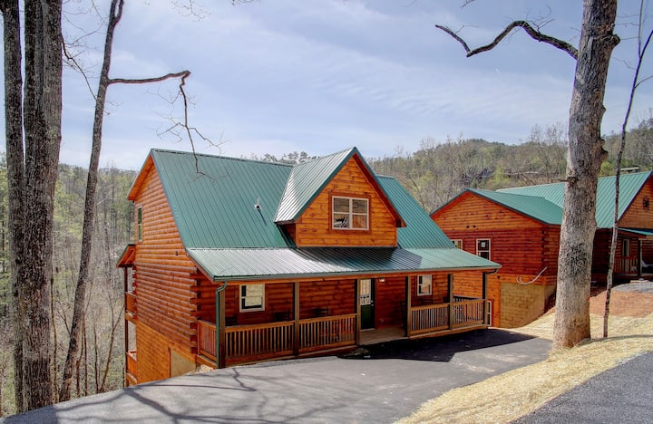 Spacious-2800sqft-cabin In Downtwn-5br/5bt - Pigeon Forge, TN