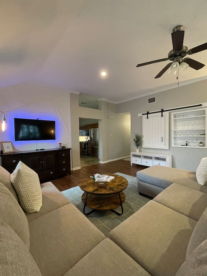 Cozy And Cheerful Three Bedroom Home With Hot Tub. - Georgetown, TX