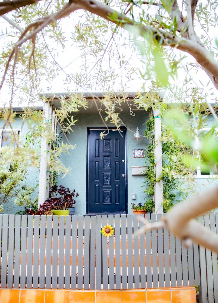 Bright 'N Breezy Bungalow - Los Angeles Airport (LAX)